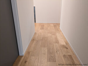 【30mm×4mm】LIXILのライン巾木(木質)がスマートすぎる - 平つく