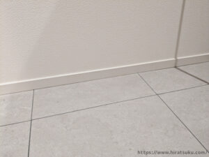 【30mm×4mm】LIXILのライン巾木(木質)がスマートすぎる - 平つく