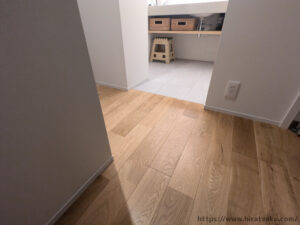 【30mm×4mm】LIXILのライン巾木(木質)がスマートすぎる - 平つく