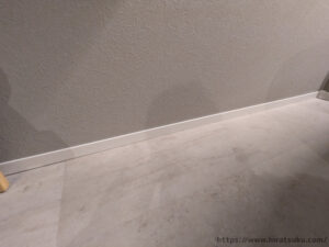 【30mm×4mm】LIXILのライン巾木(木質)がスマートすぎる - 平つく